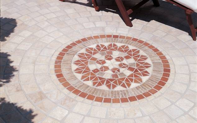 Réalisation d’une terrasse pavée en grès avec motif rosace central ...