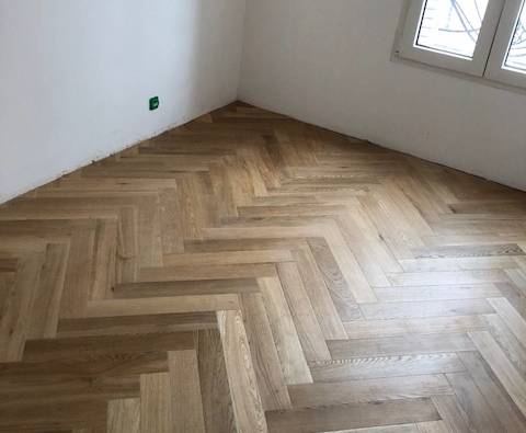 Un parquet massif en bâtons rompus à Clichy (92110) - La Maison Des Travaux