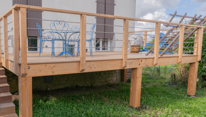 Terrasse surélevée en bois à Lons-le-Saunier (39000) - La Maison Des ...