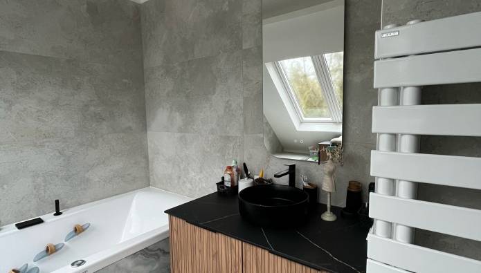 Salle de bain spacieuse avec douche et balnéo - La Maison Des Travaux