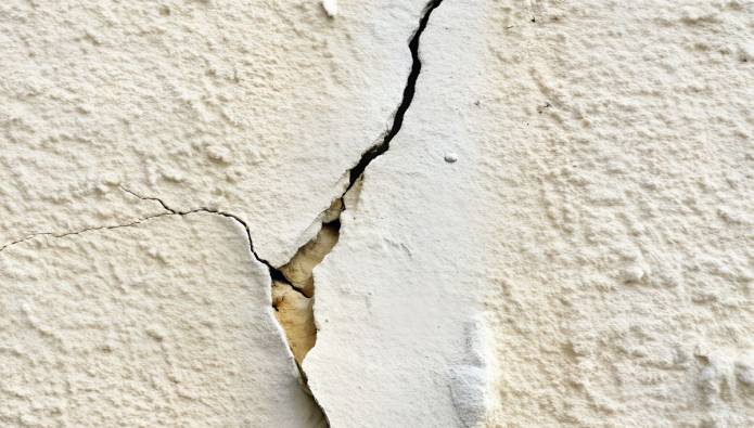 Fissures en façade : micro-fissure, lézardes, retrait... Quand faut-il ...